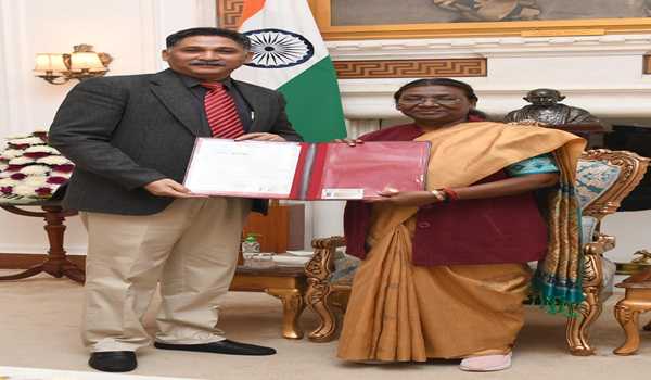 President Droupadi Murmu Receives Delhi Voter ID Card from Chief ...